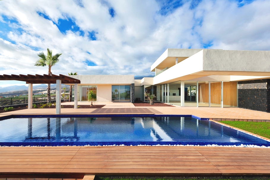 Тропический дизайн роскошной резиденции с видом на океан